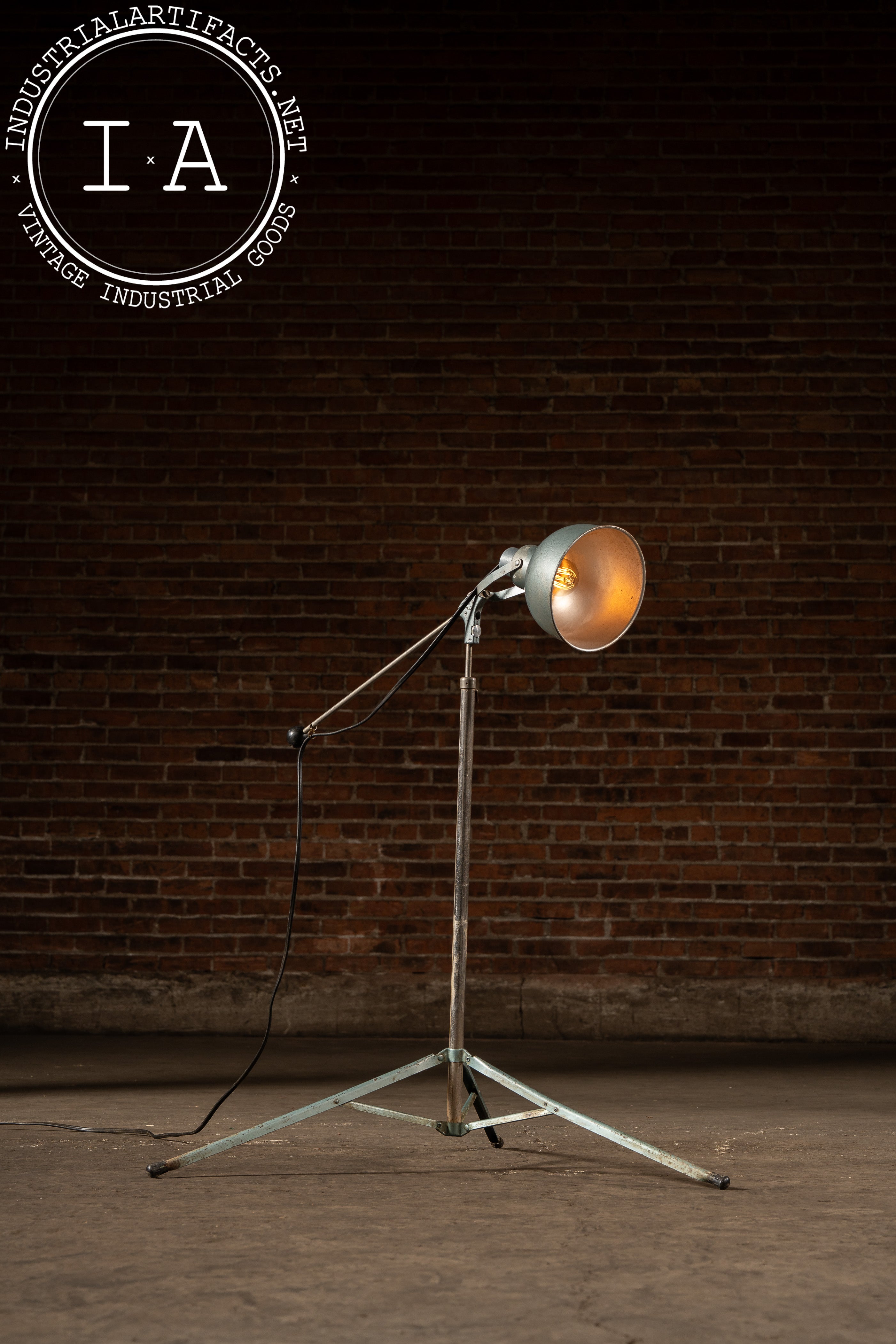 Vintage Model MJI Industrial Telescoping Tripod Task Lamp by Bretford ...